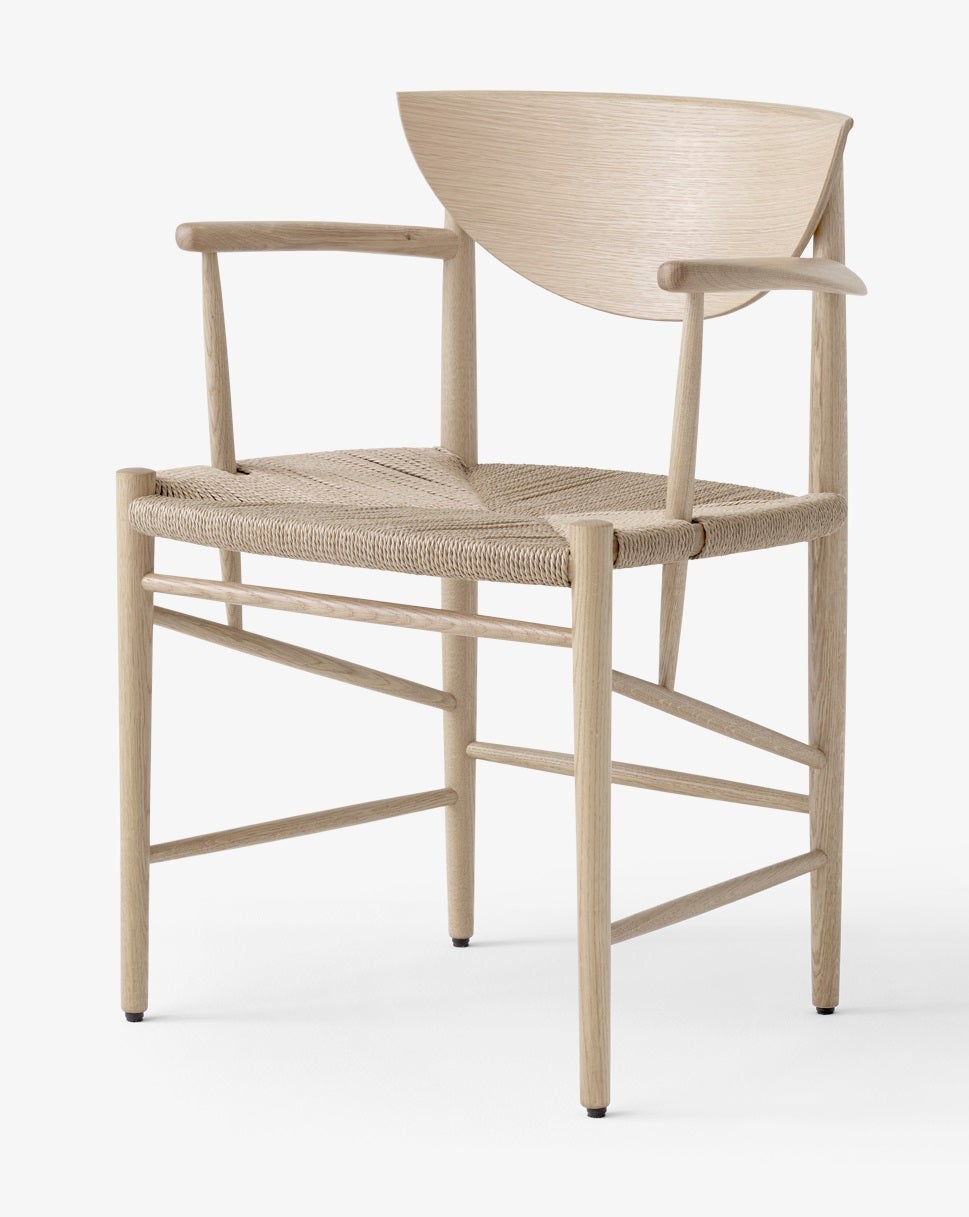 tradition Drawn HM4 Chair with Armrest